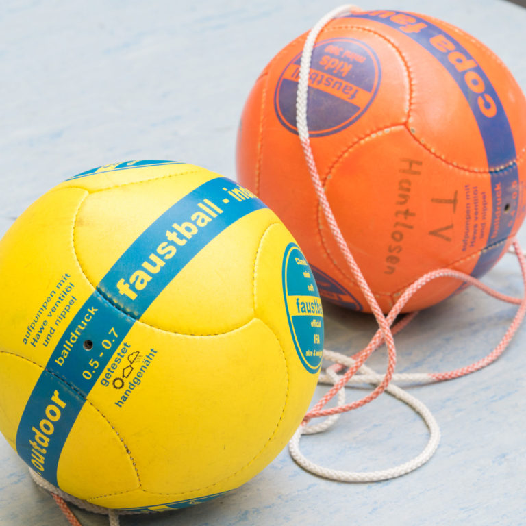 B) Was ist Faustball? — Turnverein Huntlosen - THV 1909
